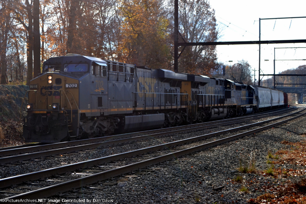 CSX ES44AH 702 leads Q418-16